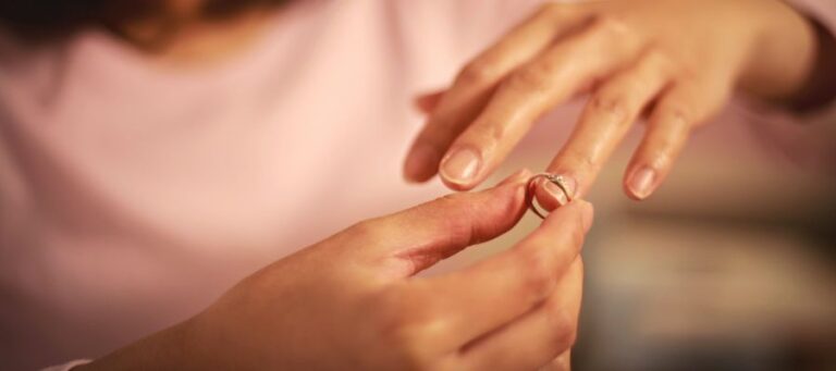 How To Know if an Engagement Ring Is Too Loose (5 Signs) – Gems Of Royalty